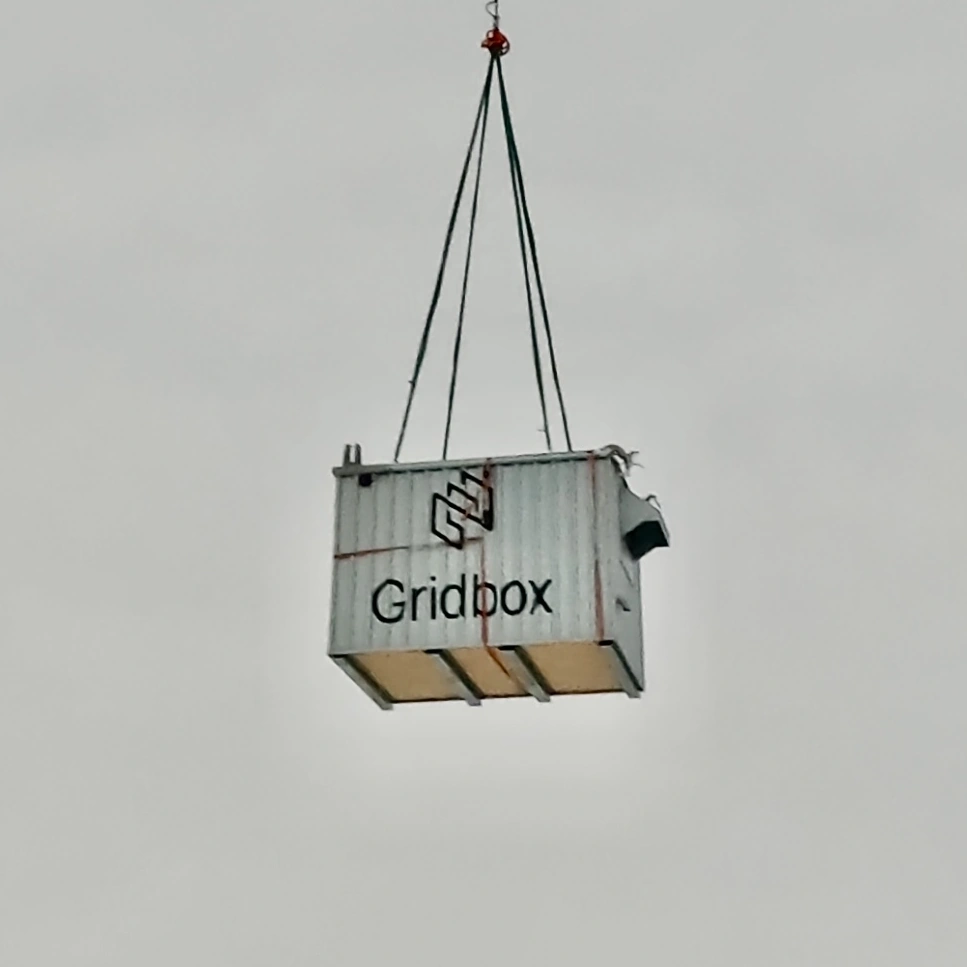 Dypt inne i Finnmark gir et off-grid kraftverk strøm til Forsvaret - Gridbox AS